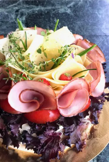 Beställ smörgåstårta - ost & skinka - Brogyllen