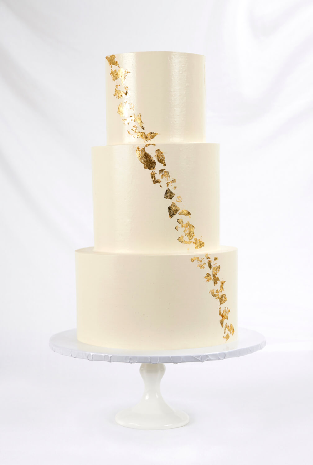 Bestill gold leaf bryllupskake - Cakes by Hancock