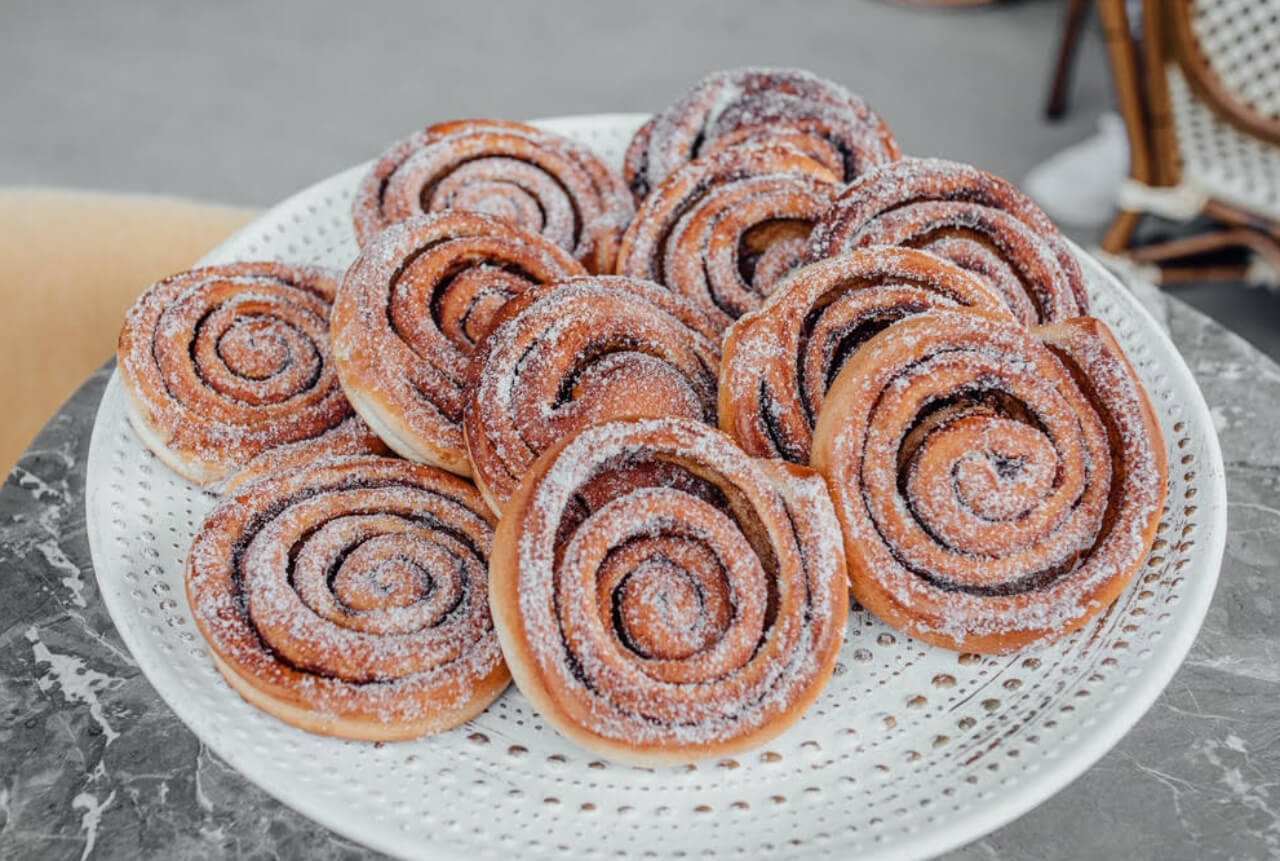 Bestill kanelbolle med sukker - Rosenborg bakeri
