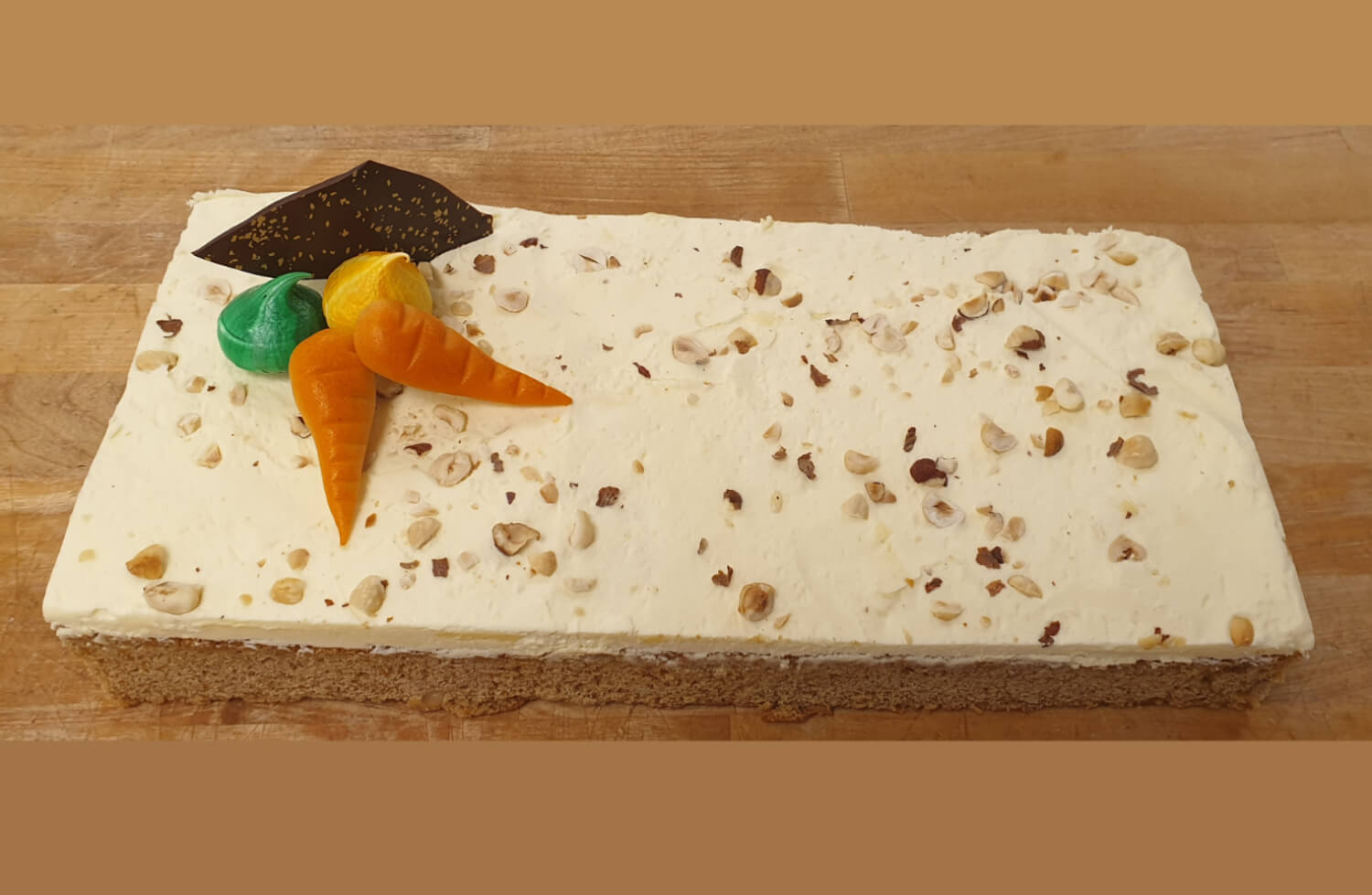 Bestill gulrotkake pyntet - Fasvo Bakeri