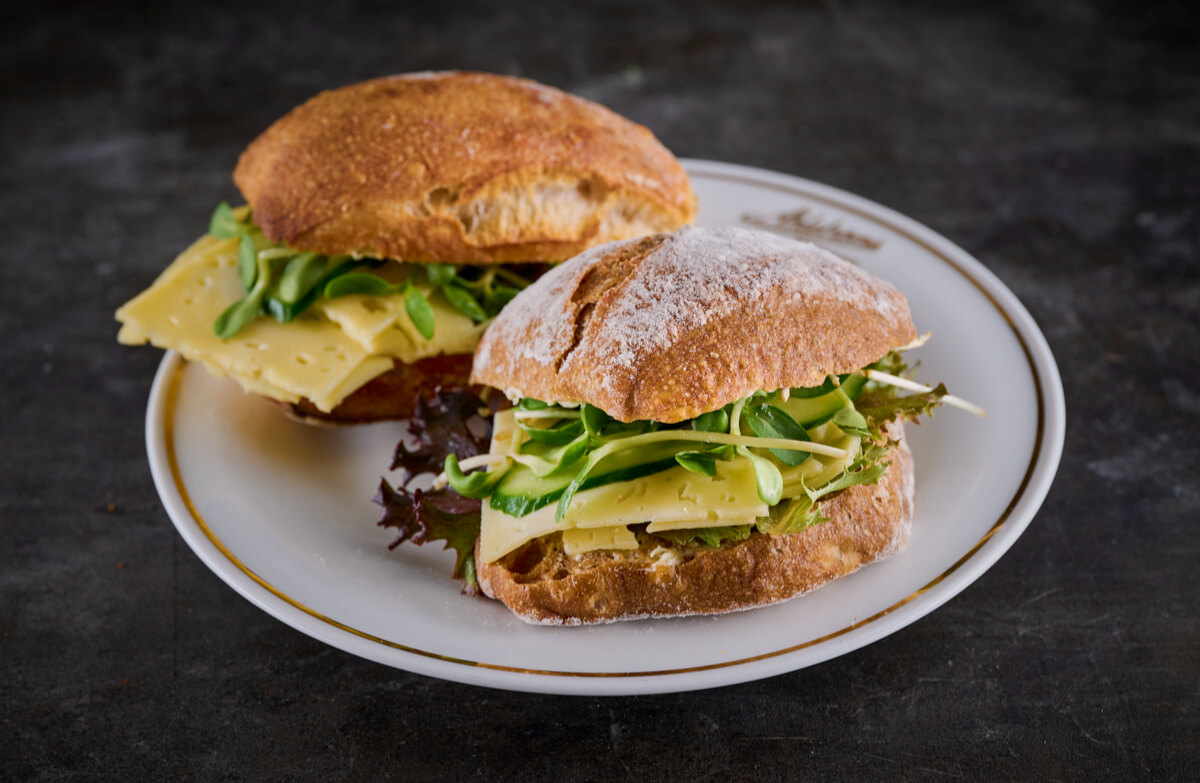 Beställ frukostfralla med surdeg och prästost - Ahlströms Konditori