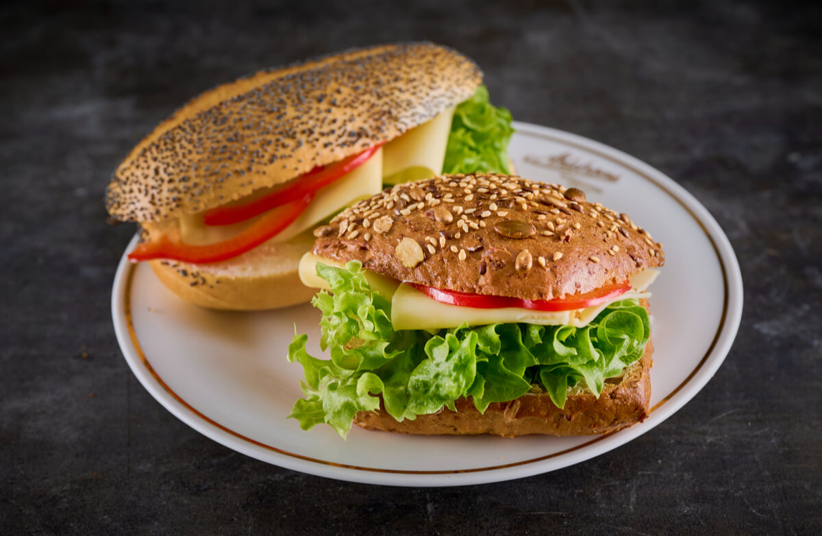 Beställ frukostfralla dubbel ost - Ahlströms Konditori