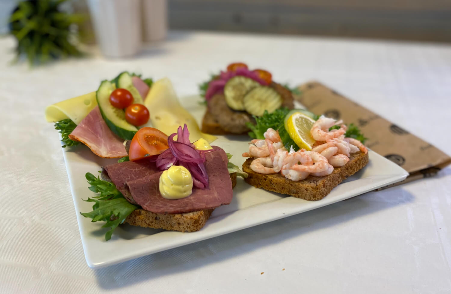 Bestill smørbrød med grovt brød | Bodø bakeri | cakeiteasy.no