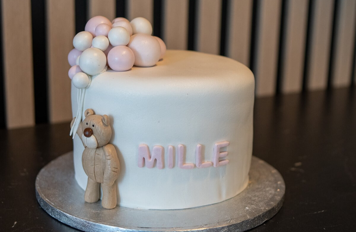 Bestill bamsekake med ballonger - Geheb conditori